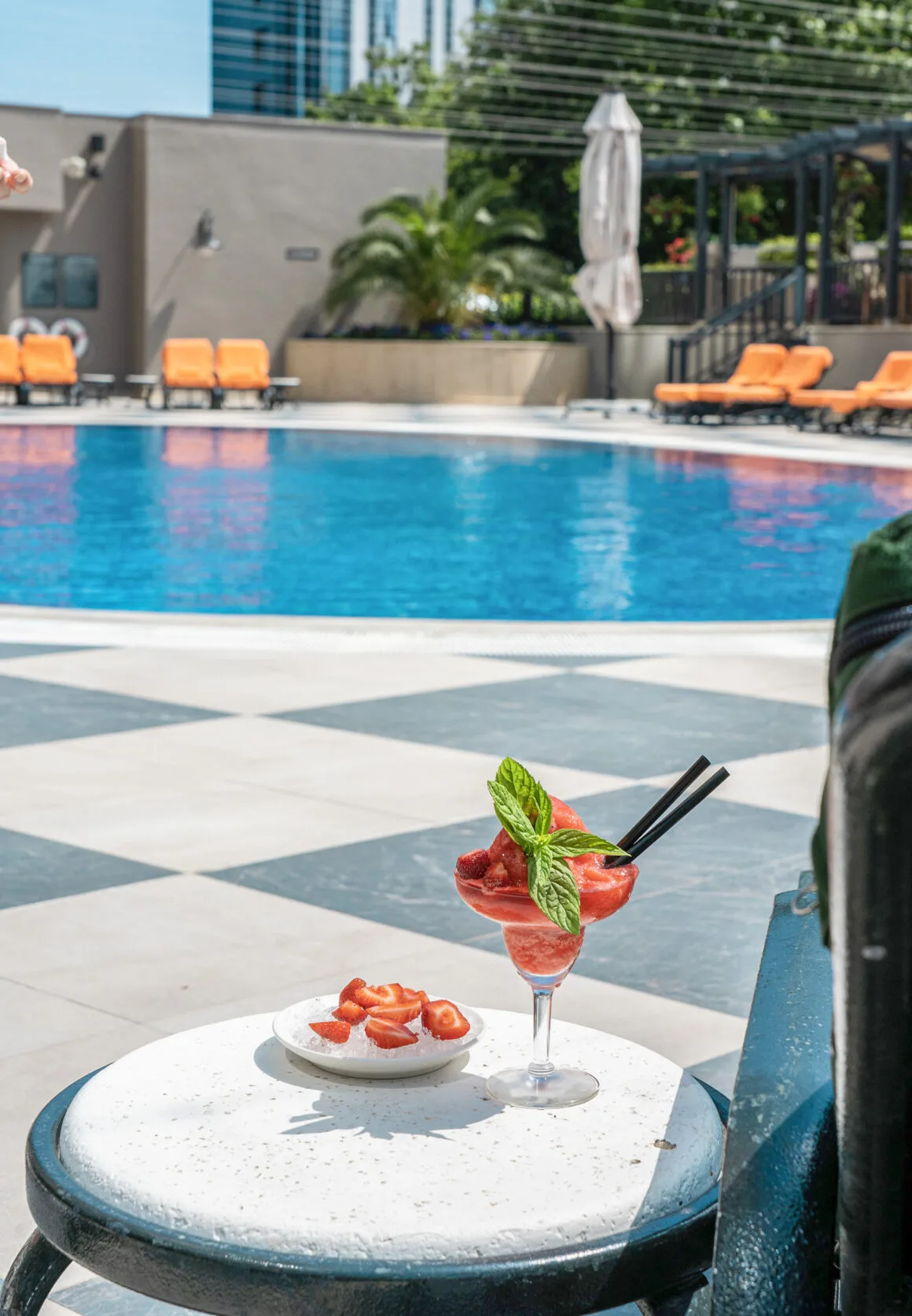 Intercontinental Istanbul’un huzurlu atmosferinde havuz keyfi - Marie ...