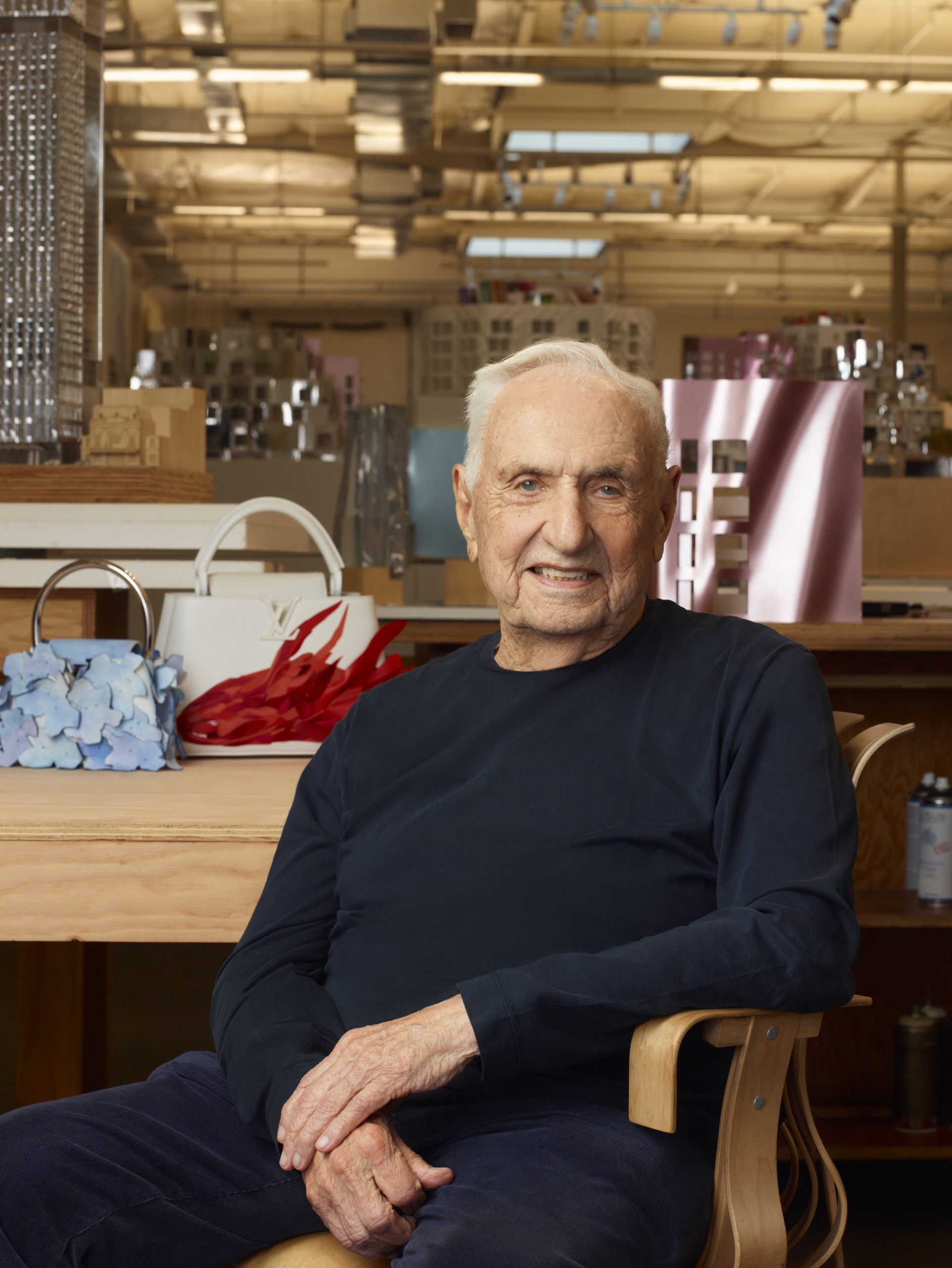 Louis Vuitton, Frank Gehry x Louis Vuitton koleksiyonunu tanıtmak için ...