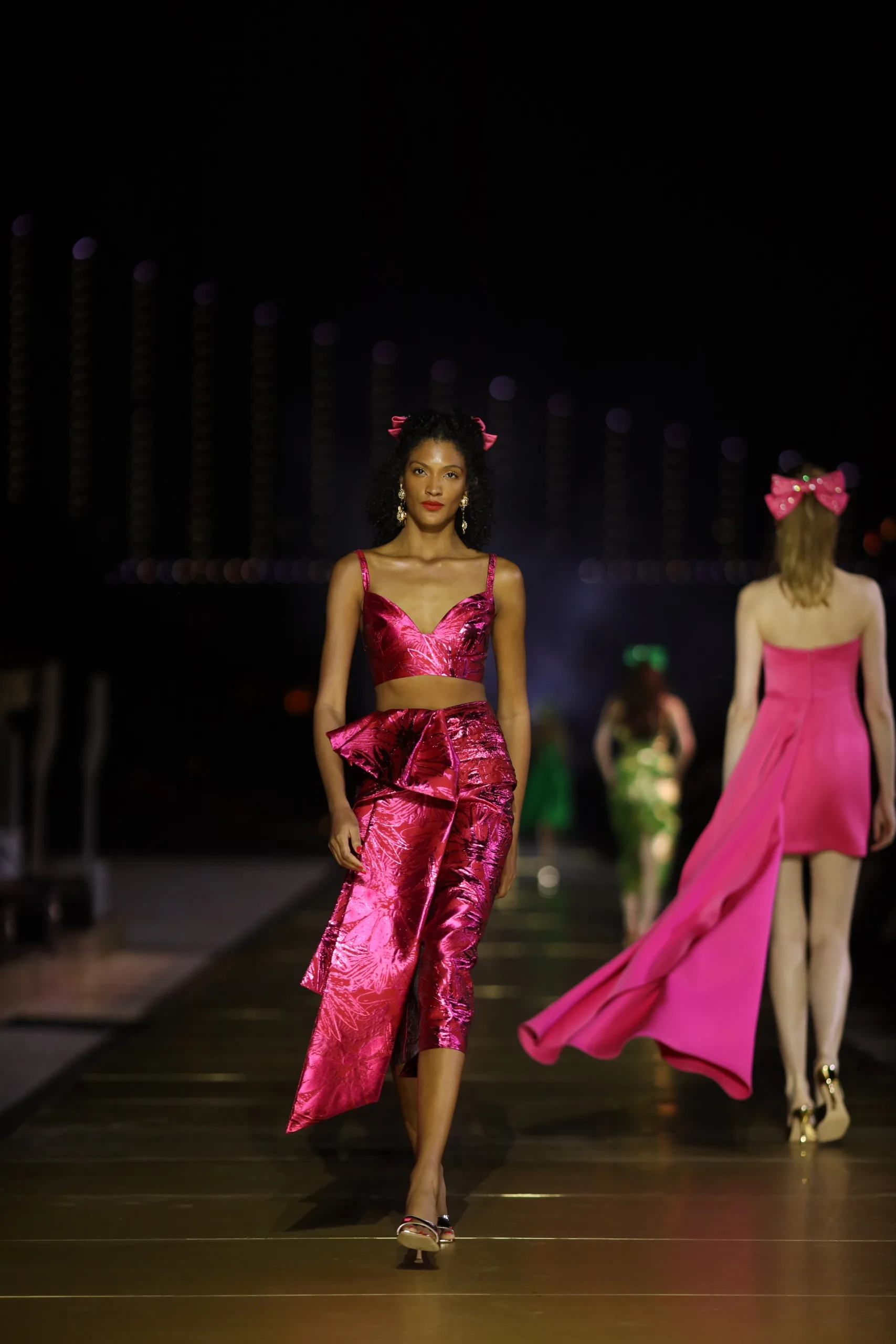 adL Night Zoom x Mert Aslan 10. yıl özel defilesi bol yıldızlı muhteşem ...