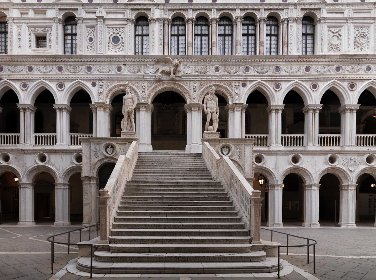 Venedik'te bir moda masalı: Max Mara 2025 Resort defilesi - Marie ...