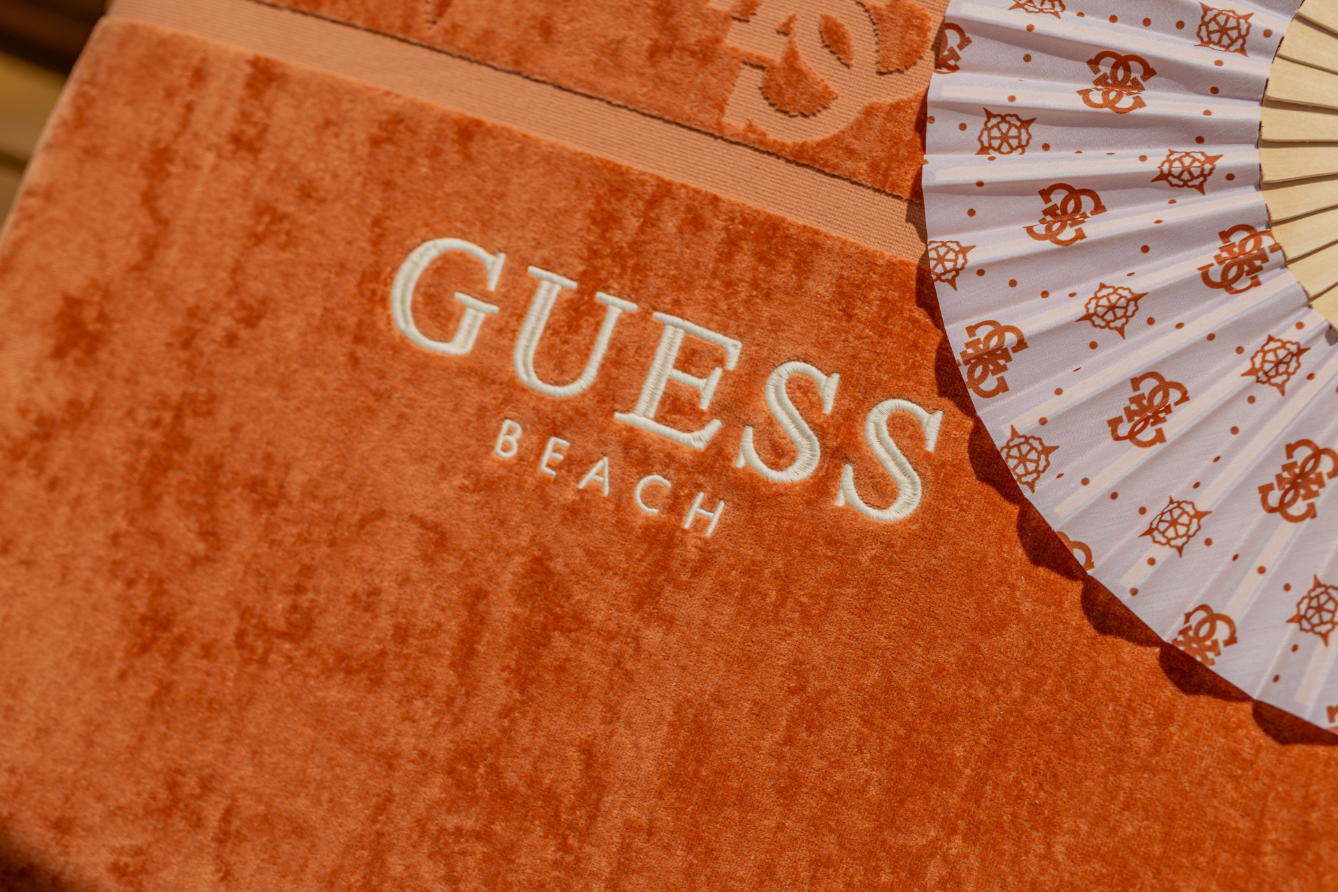 GUESS Beach X Ruins Luxury Resort: Moda ve Zamansız Stili Buluşturan ...